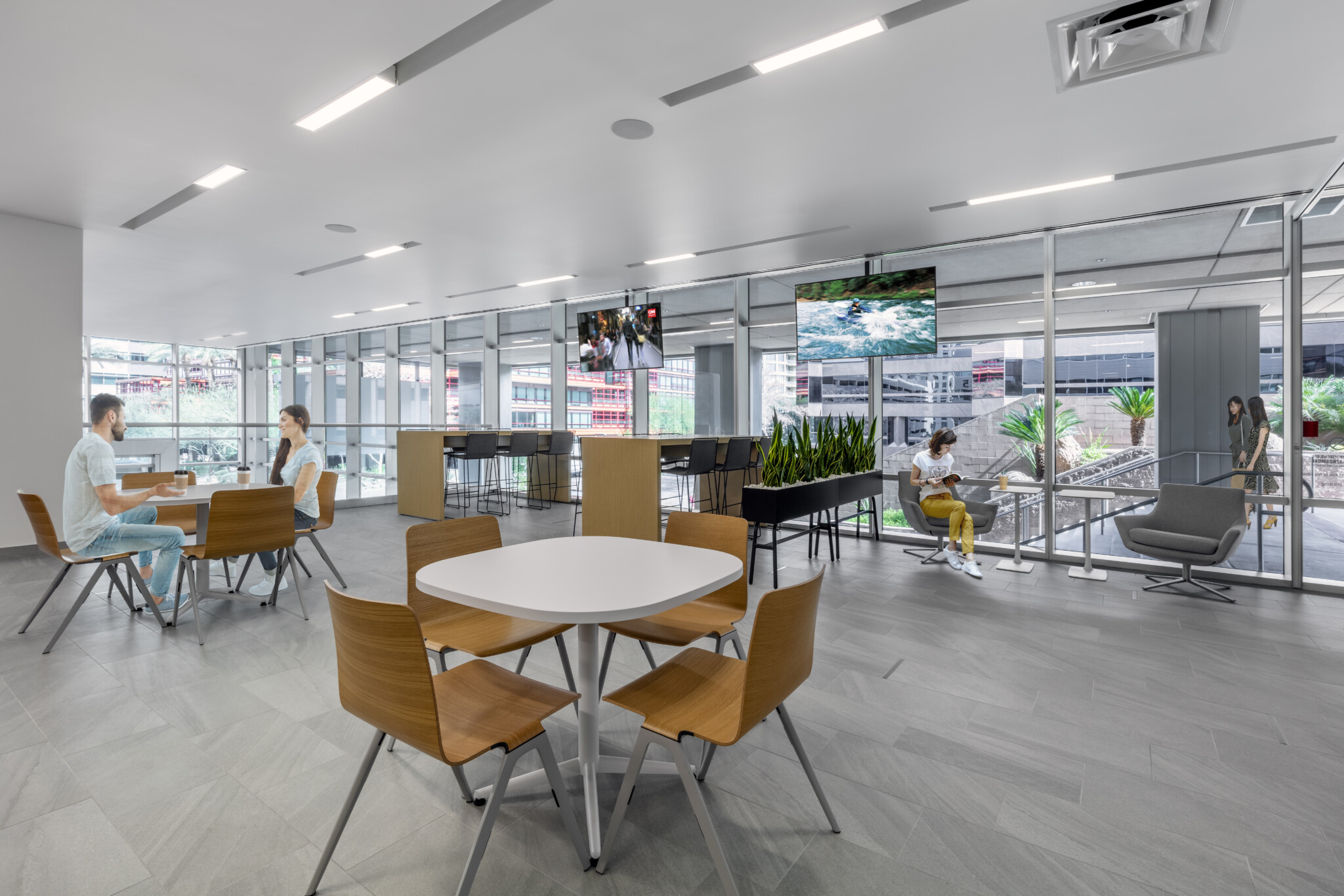 Camelback Center Lobby, Amenity Area and Outdoor Patio | Phoenix Design One